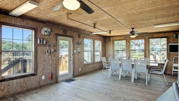 Casa, 4 quartos | 4 quartos, ferros/tábuas de passar roupa, Wi-Fi de cortesia