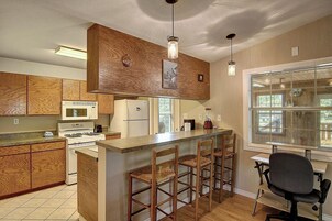 Casa, 4 quartos | Cozinha privada | Um frigorífico, um micro-ondas, um forno, uma placa de cozinha 