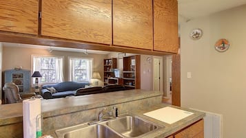 Casa, 4 quartos | Cozinha privada | Geladeira, micro-ondas, fogão, cooktop