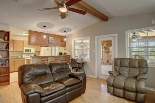 Casa, 4 quartos | Sala de estar | Smart TV