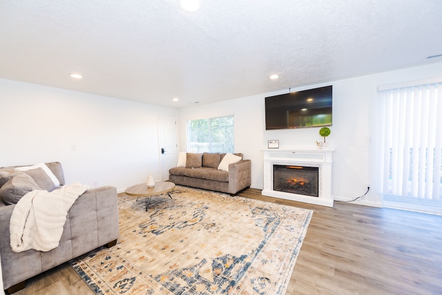 Beautiful Like New Home With A Large Hot Tub In A Quiet Neighborhood On Acreage. - Wilsonville, OR