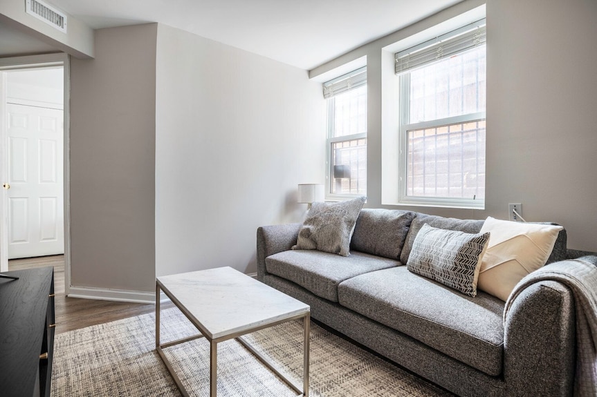 Airy Dupont Circle 1br Nr. U Street, Metro & Glens Mkt, By Blueground - Capitol Hill, DC