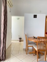 Estúdio (Studio Apartment with Balcony) | Sala de jantar