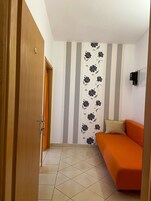 Estúdio (Studio Apartment with Balcony) | Sala | Televisor 