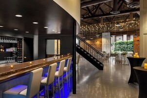 2 bares/lounges