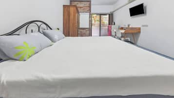Quarto Duplo Superior | Secretária, Wi-fi grátis, roupa de cama fornecida