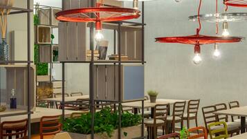 Café da manhã com buffet todos os dias (EUR 17 por pessoa)