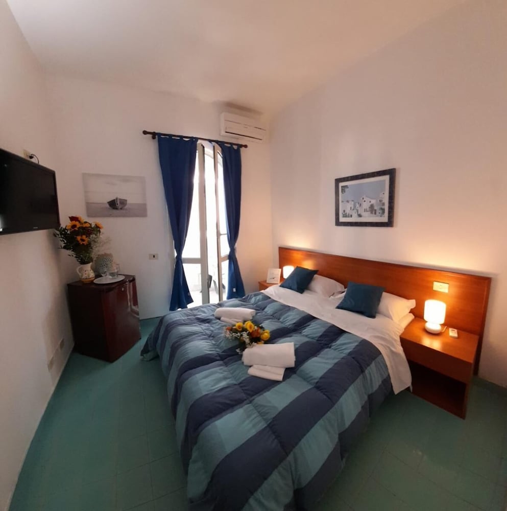 Double Room, Terrace, No Kitchen, Ground Floor (Gardenia) - Anzio