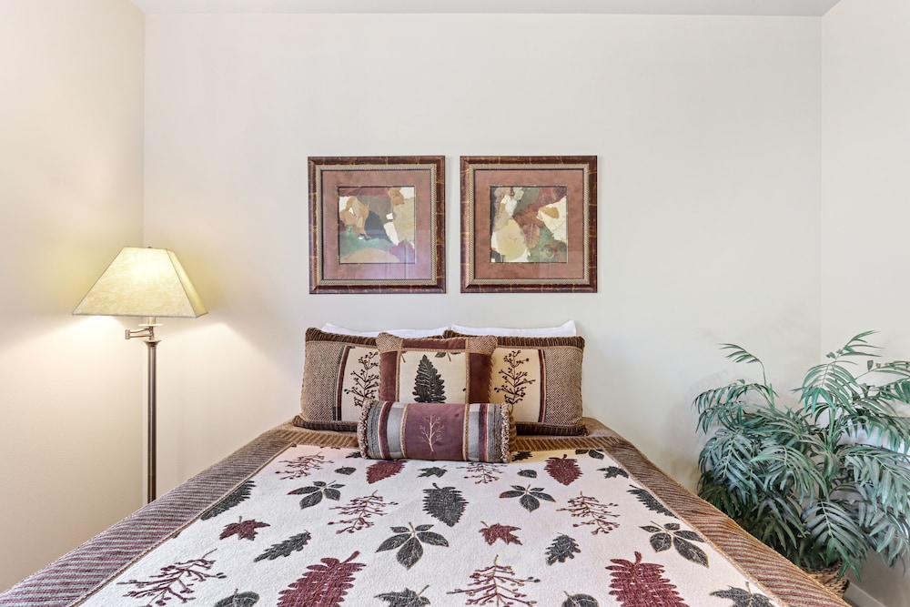 Vibrant Home With Fireplace, Large Balcony & Access To Indoor/outdoor Pools - Eagle Crest, OR