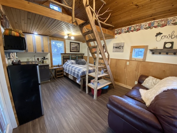 The Cowboy Cabin - Marble Falls, TX