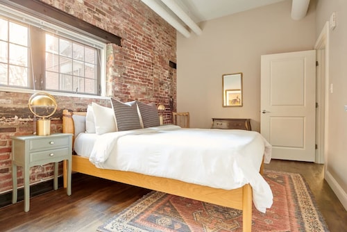 Designer Lux 4bed Loft | Steps To The State House - Boston, MA