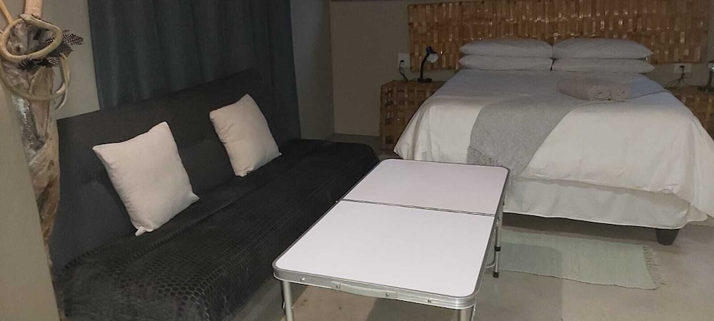Kruger Shiringa Holiday Home, With Three Unique En-suite Separate Chalet. - Marloth Park