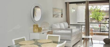 Apartamento básico | Área de estar | TV de tela plana 22 polegadas com canais a cabo, TV