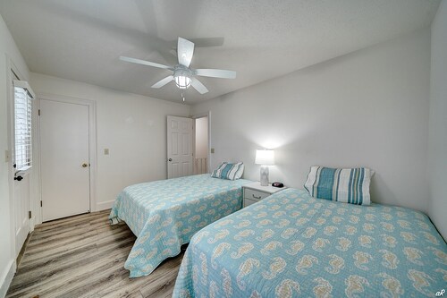 Walk To Beach-remodeled 2br- Close To Pier Park - Panama City Beach, FL