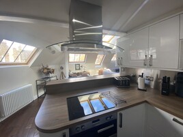 Apartamento | Cozinha privada | Um frigorífico, um micro-ondas, um forno, uma placa de cozinha 