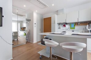 Apartamento | Cozinha privada | Um frigorífico, um micro-ondas, um forno, uma placa de cozinha 