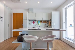 Apartamento | Cozinha privada | Um frigorífico, um micro-ondas, um forno, uma placa de cozinha