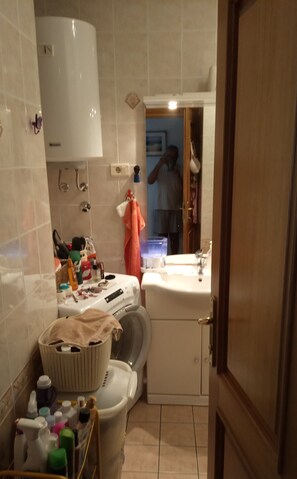 Apartamento | Casa de banho | Um polibã, toalhas fornecidas 