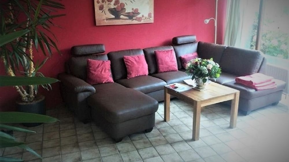 Super Haus Mit Garten Mit Vielen Rosen, Fahrradschuppen Mit 3 Fahrräder. - Scharendijke
