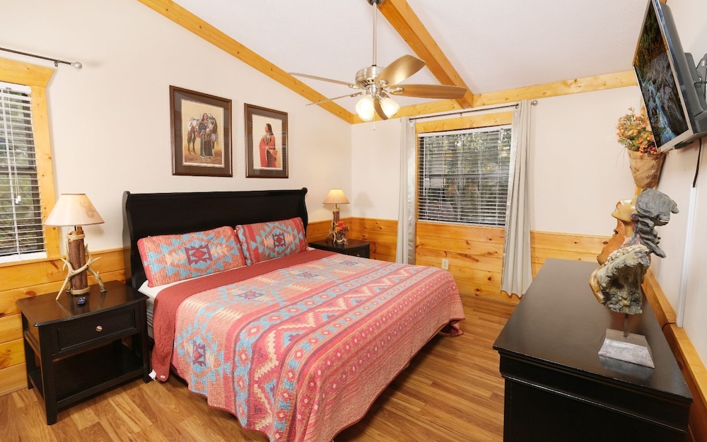 Traveler's Rest - Hot Tub, Pool Table, And Arcade Games! - Pigeon Forge, TN