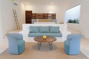 Suíte real, 1 cama King, suíte | Sala de estar | Smart TV 35 polegadas com canais a cabo, TV