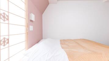 Quarto com cama, janela com padrão quadriculado e ar-condicionado fixado na parede.