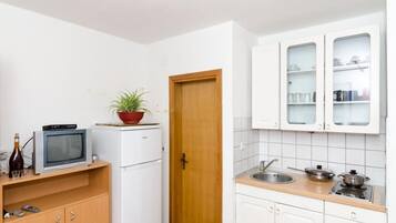 Apartamento (One-Bedroom Apartment with Sea View 3) | Cozinha privada | Geladeira