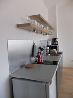 Apartamento | Cozinha privada | Geladeira, micro-ondas, fogão, cooktop