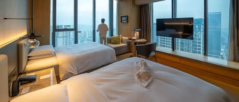 Quarto Club, 2 camas de casal, Vista para a cidade | 1 quarto, minibar, cofre no quarto, com decoração personalizada