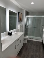 Suíte, 1 cama King e sofá-cama, para não fumantes (School Room) | Banheiro | Chuveiro, produtos de toalete de grife, secador de cabelo 