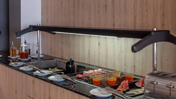 Cozinha moderna com armários de madeira, bancada de aço inoxidável e torradeira embutida.