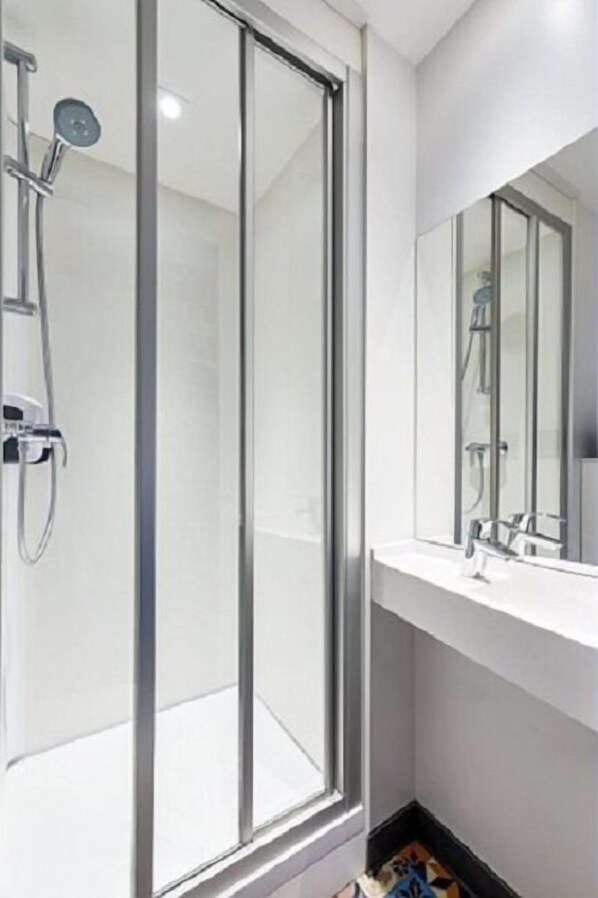 Quarto Duplo Comfort, 1 cama de casal, casa de banho privativa (Cabrio) | Casa de banho | Um polibã, um chuveiro de hidromassagem, artigos de higiene ecológicos 