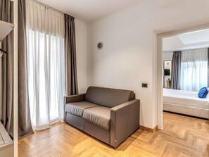 Frigobar, cofres nos quartos, escrivaninha, quartos à prova de som