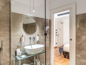 Quarto Superior, 1 cama de casal ou 2 camas individuais | Minibar, cofre com capacidade para portátil, secretária 