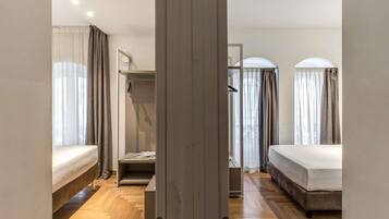 Minibar, cofre com capacidade para portátil, secretária