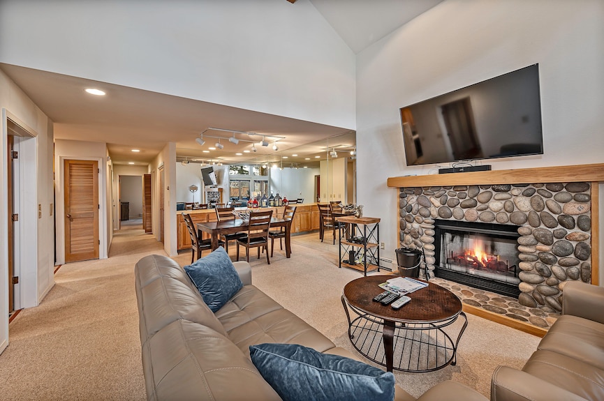 5 Mccloud - Bright And Quaint Living - タホー湖