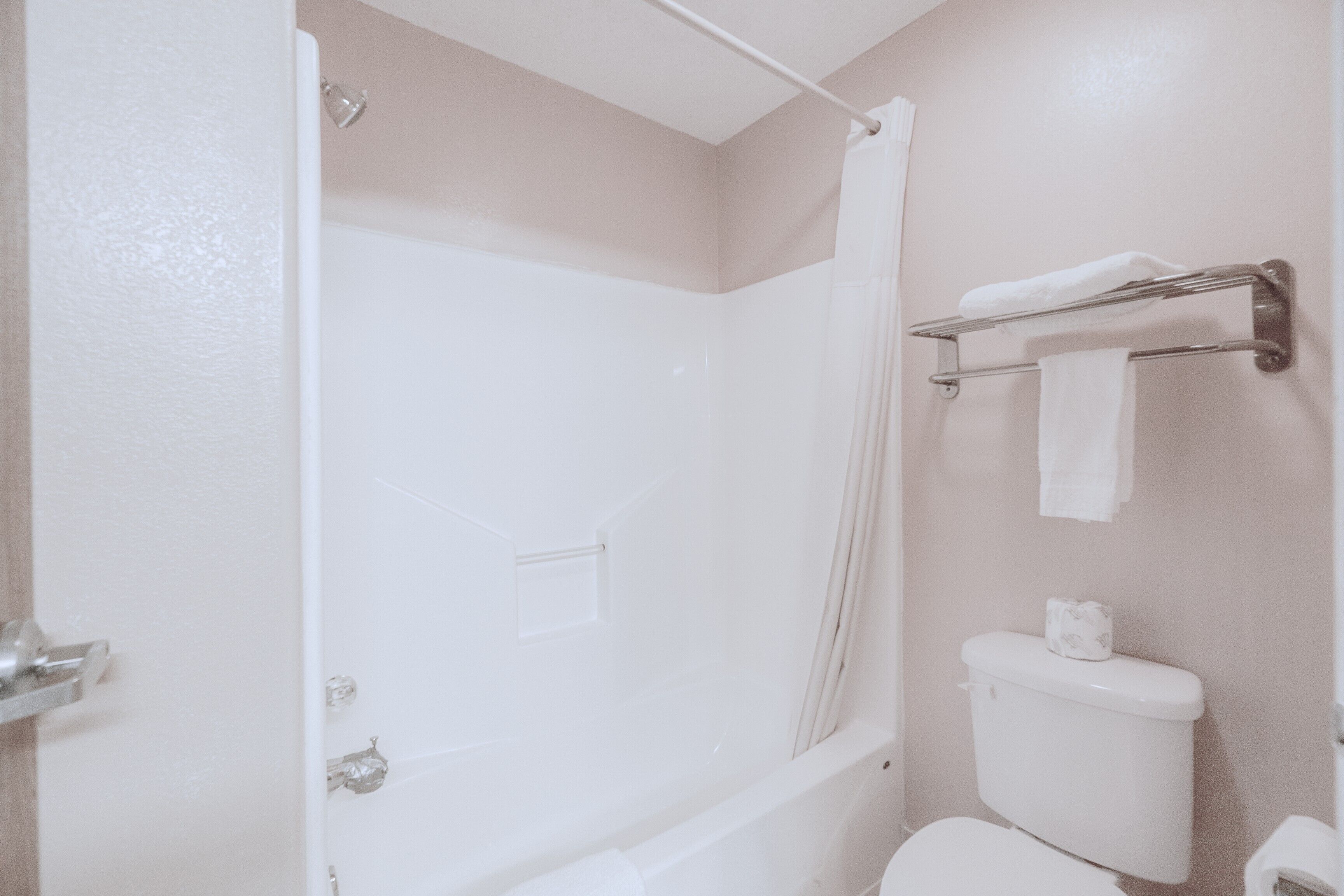 Suite, 1 cama king-size, não fumadores, banheira de hidromassagem | Casa de banho | Artigos de higiene pessoal grátis, um secador de cabelo 