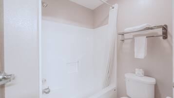 Suite, 1 cama king-size, não fumadores, banheira de hidromassagem | Casa de banho | Artigos de higiene pessoal grátis, um secador de cabelo