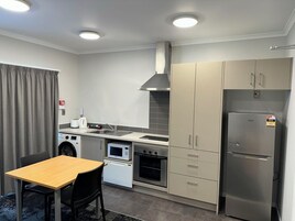 Um frigorífico, um forno, uma placa de cozinha 