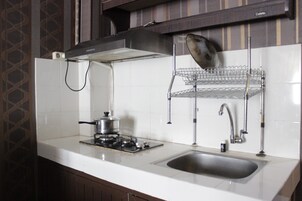 Apartamento, para não fumantes, cozinha americana | Cozinha americana privada | Geladeira, cooktop, lava-louças, talheres/pratos/utensílios de cozinha