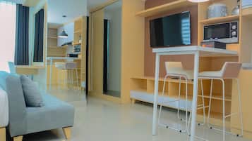 Apartamento, não fumadores, kitchenette | Sala | Televisor