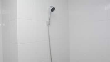 Apartamento, não fumadores, kitchenette | Casa de banho | Um polibã, artigos de higiene pessoal grátis, toalhas fornecidas