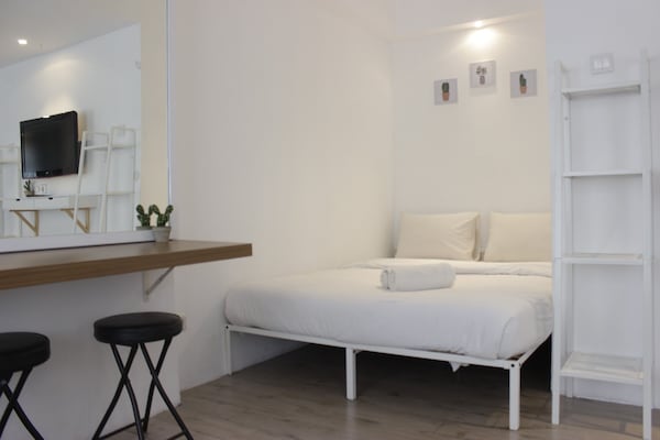 Modern Chic Studio Room At Grand Asia Afrika Apartment - West Java