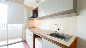 Apartamento, não fumadores, kitchenette | Cozinha privada | Um frigorífico, um micro-ondas, uma placa de cozinha