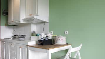 Apartamento, não fumadores, kitchenette | Cozinha privada | Um frigorífico, utensílios de cozinha