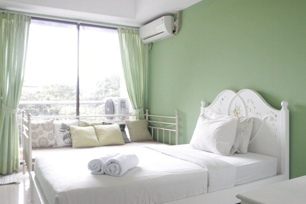 Stylish & Comfortable Studio At Beverly Dago Apartment - Bandung