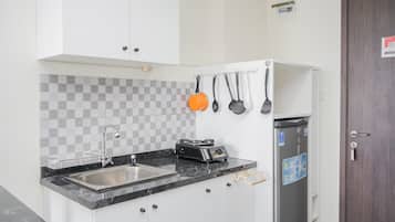 Apartamento, não fumadores, kitchenette | Cozinha privada | Um frigorífico, utensílios de cozinha