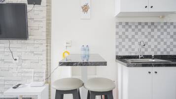 Apartamento, não fumadores, kitchenette | Cozinha privada | Um frigorífico, utensílios de cozinha