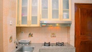 Apartamento, não fumadores, kitchenette | Cozinha privada | Um frigorífico, uma placa de cozinha, uma máquina de lavar louça