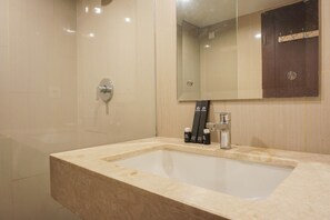 Apartamento, não fumadores, kitchenette | Casa de banho | Um polibã, artigos de higiene pessoal grátis, toalhas fornecidas 